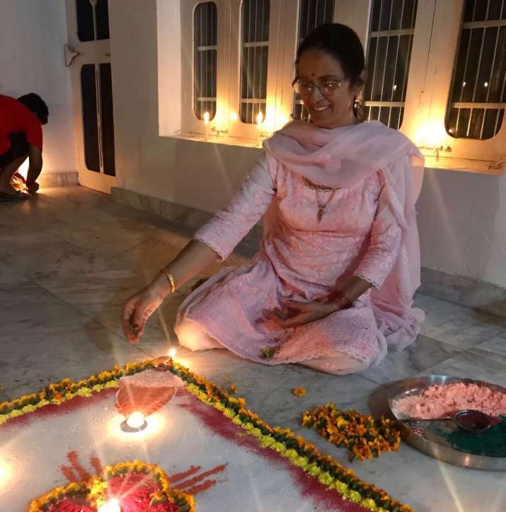 Pics: Kangana and sister Rangoli celebrate Diwali with mother Asha ...