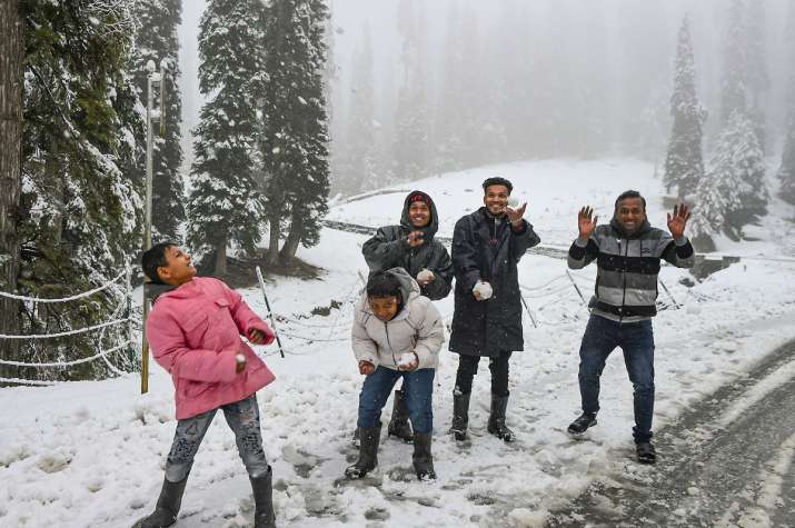 Kashmir Valley receives fresh spell of snowfall; tourists flock to ...