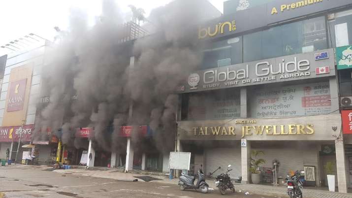 Fire breaks out at Vishal Mega Mart in Mohali Phase-5 | India News ...