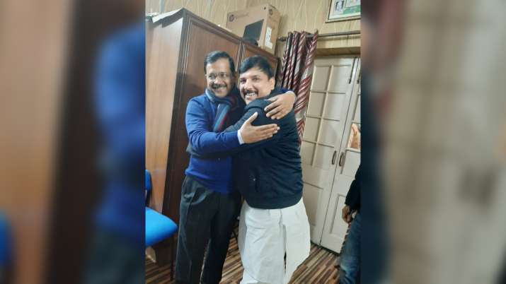 LANDSLIDE VICTORY: Kejriwal, Sanjay Singh all smiles and hugs. Photos ...