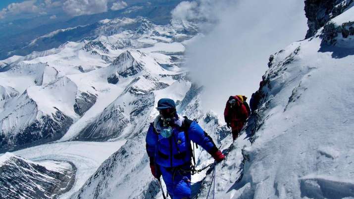 Chinese explorers start Everest climb amid COVID-19 pandemic: Report ...