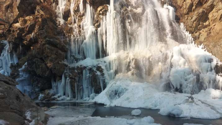 Majestic! Tourists enjoy frozen waterfall of Drang near Gulmarg; check ...