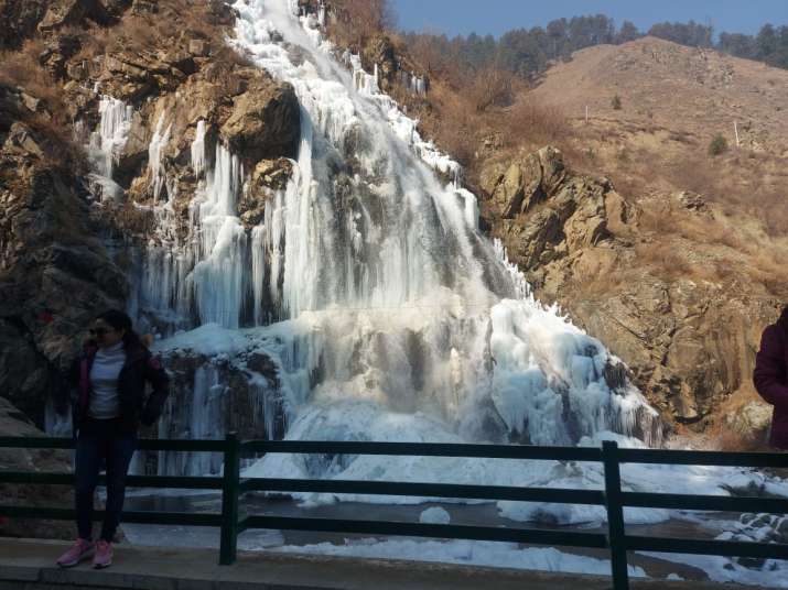 Majestic! Tourists enjoy frozen waterfall of Drang near Gulmarg; check ...