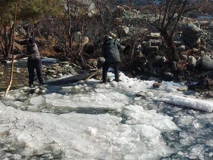 Majestic! Tourists enjoy frozen waterfall of Drang near Gulmarg; check ...