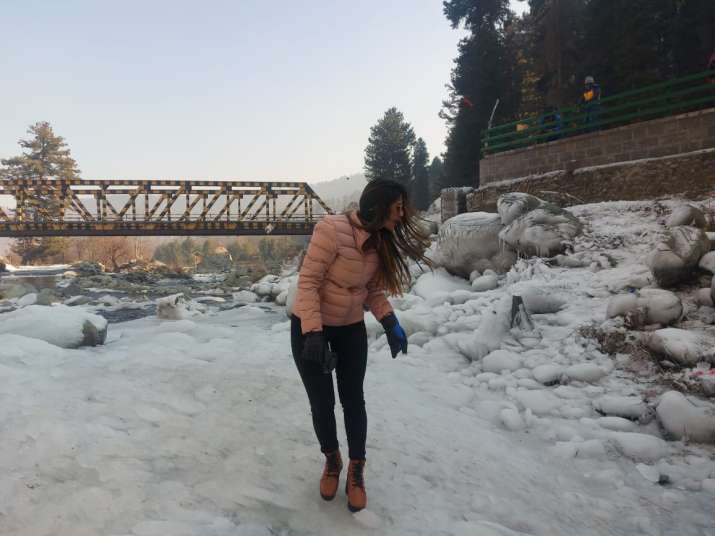 Majestic! Tourists enjoy frozen waterfall of Drang near Gulmarg; check ...