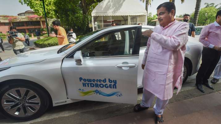 Nitin Gadkari Drives Indias First Green Hydrogen Powered Car To