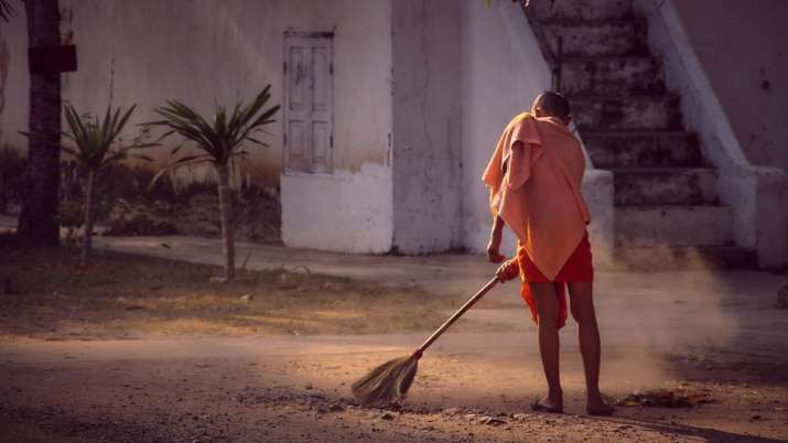 Vastu Tips: Know the right time to sweep the house with broom | Vastu ...