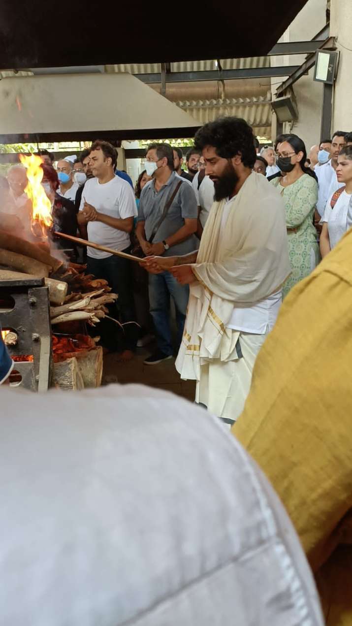 KK's son Nakul Krishna performs singer's last rites, family and friends ...