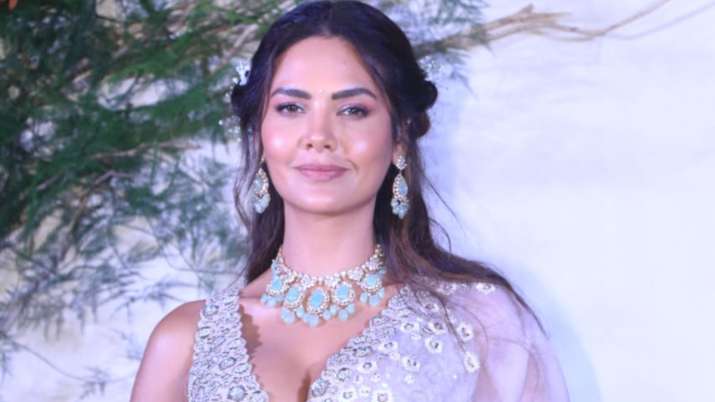 Ali Fazal-Richa Chadha pose as newlyweds at reception; Hrithik Roshan ...