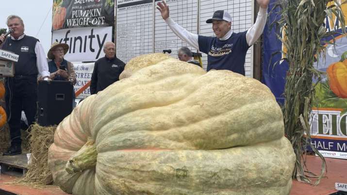 What! 1160 kg giant pumpkin wins annual vegetable contest, sets ...