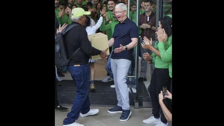 Tim Cook stunned to see a 1984 Mac computer at a Mumbai retail store ...