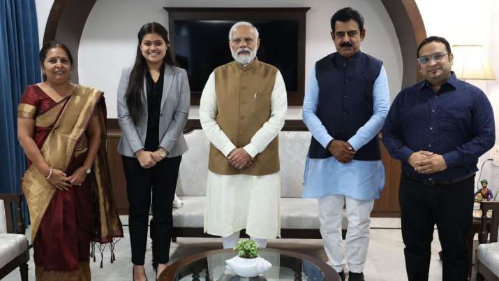 Proud moment! MP girl who lost father to COVID-19 gets BA degree at age ...