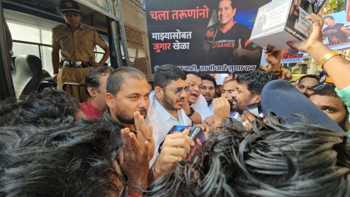 Maharashtra MLA Bacchu Kadu protests outside Sachin Tendulkar house ...