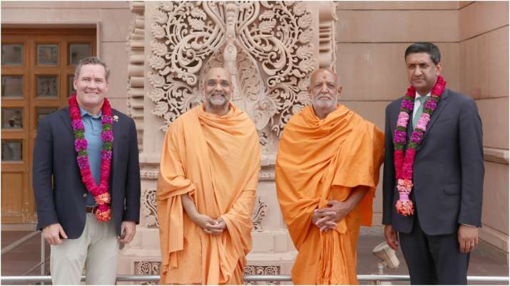 US Congressional delegation visits Delhi's Swaminarayan Akshardham Temple, performs 'abhishek ...