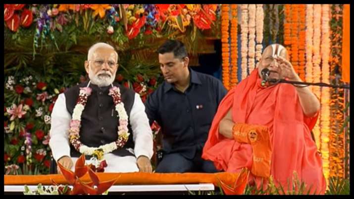 Madhya Pradesh: PM Modi seeks blessings of Jagadguru Ramanandacharya of ...
