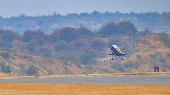 Video: IAF's Chinook chopper drops ISRO's Pushpak 'Viman' from 15,000 ...