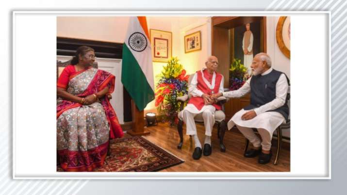 FACT CHECK: Photo of PM Modi seated while President Murmu stands viral with misleading claim ...