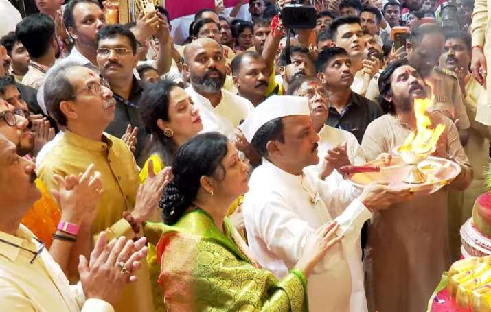 Uddhav Thackeray visits Lalbaugcha Raja with family to seek blessings ... Uddhav Thackeray visits Lalbaugcha Raja with family to seek blessings ...