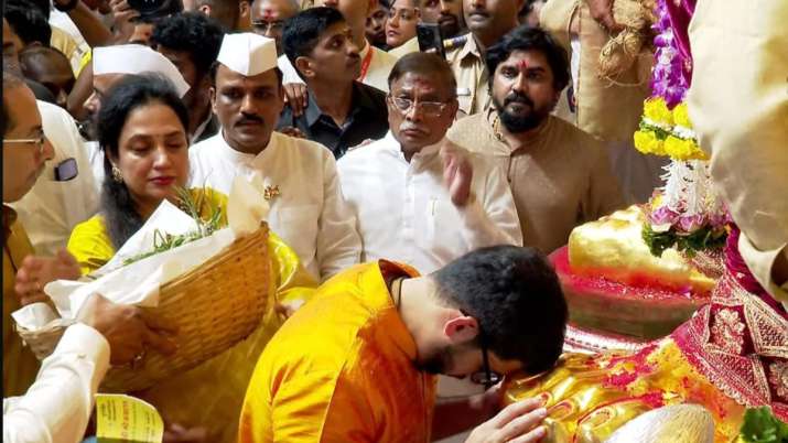 Uddhav Thackeray visits Lalbaugcha Raja with family to seek blessings ... Uddhav Thackeray visits Lalbaugcha Raja with family to seek blessings ...