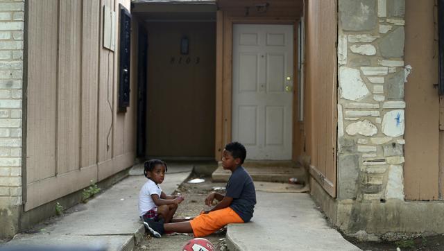 2-yr-old boy chained, 3-yr-old girl tied with dog leash in Texas ...