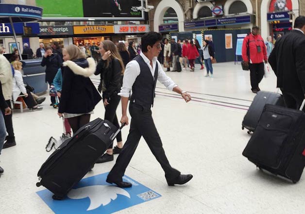 When nobody noticed Shah Rukh-Gauri at crowded London station (see pics ...