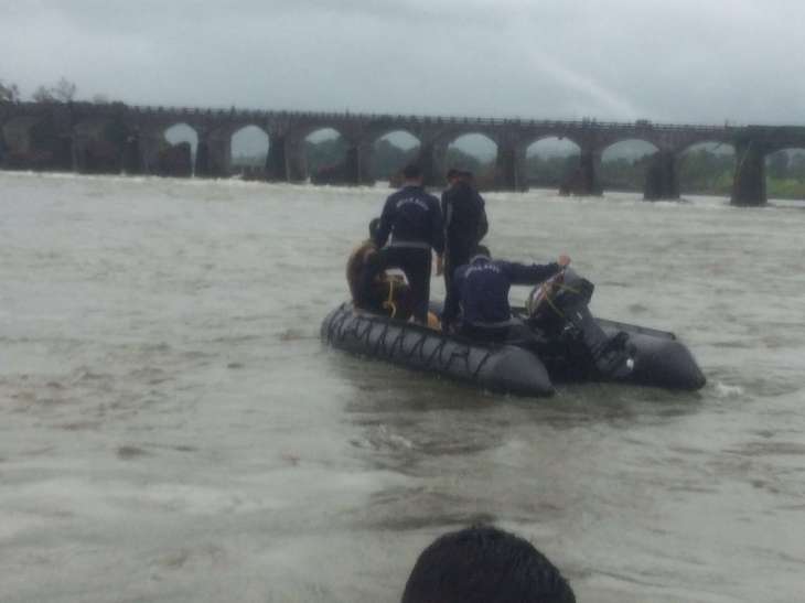 Mahad bridge collapse: Navy locates wreckage of two buses | India News ...
