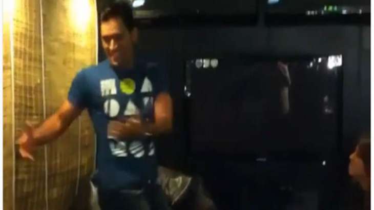 MS Dhoni dancing to Desi Boyz song is a must watch | Cricket News ...