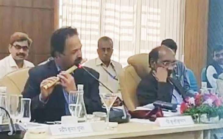 VIDEO: ISRO scientist wins heart, plays flute at Parliamentary panel ...