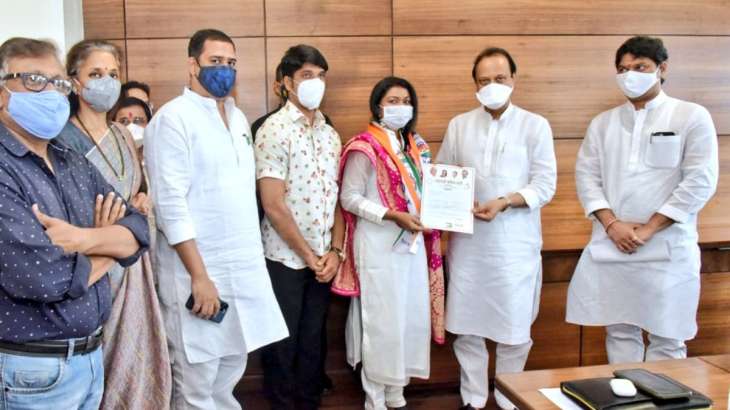 'Pinga' singer Vaishali Made joins NCP | Entertainment News – India TV