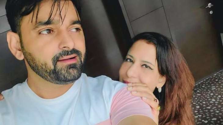 Manoj Tiwari's first wife Rani dating Punjabi singer Ekam Bawa; see ...
