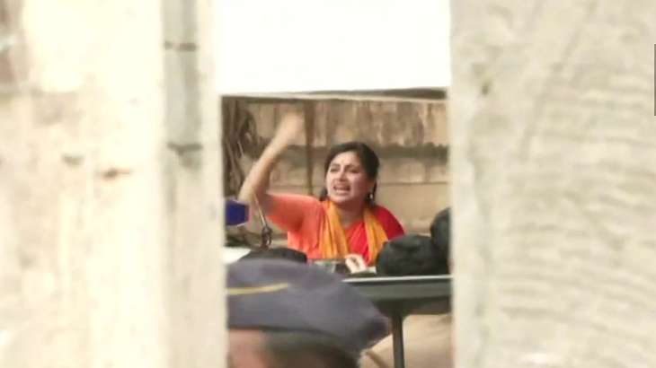 Hanuman Chalisa row: Navneet Rana, Ravi Rana arrested | Maharashtra shiv sena bjp CM Thackeray ...