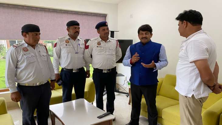 BJP MP Manoj Tiwari fined for not wearing helmet during Tiranga bike ...