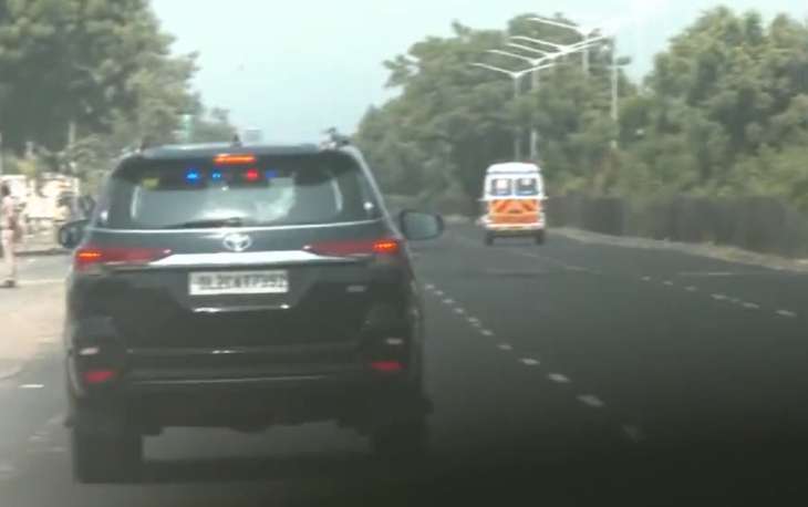 PM Modi stops convoy to make way for an ambulance in Gujarat | Watch ...