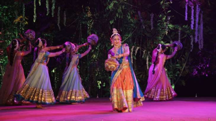 Hema Malini turns Radha; performs 'Radha Ras Bhari' dance on Kartik ...