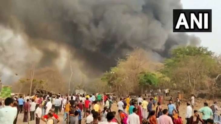 Mumbai: Major fire breaks out in shanties of Malad's slum area, over ...