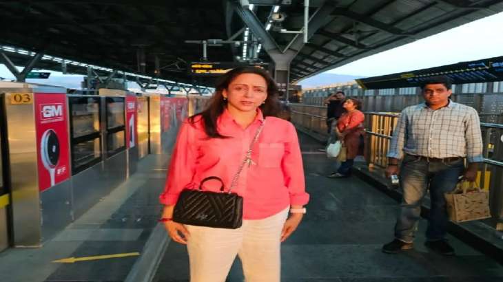 Dream girl Hema Malini travels in Mumbai metro & auto; shares selfies with surprised co ...