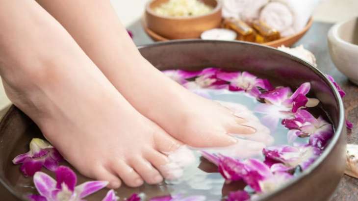 Benefits of a foot soak: Relax and soothe tired feet suing this remedy ...