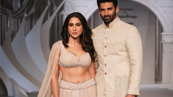 Sara Ali Khan-Aditya Roy Kapur flaunt their hot chemistry; turn showstoppers for Shantanu and ...
