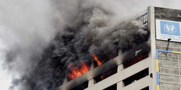 Fire at 10-storeyed residential building in Delhi, firemen rescue 100 ...