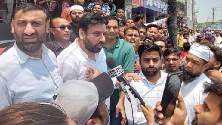 Shaheen Bagh demolition drive: AAP MLA Amanatullah Khan booked for blocking bulldozers | India ...