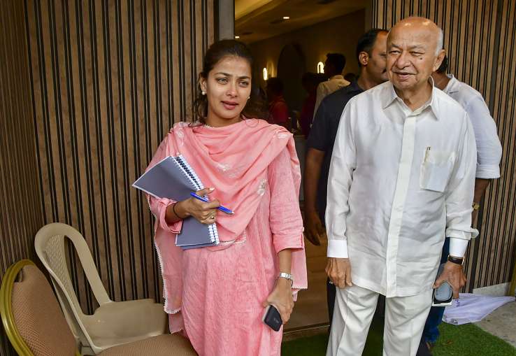 Sushilkumar Shinde, ex-Union Home Minister and Congress leader, announces retirement from ...