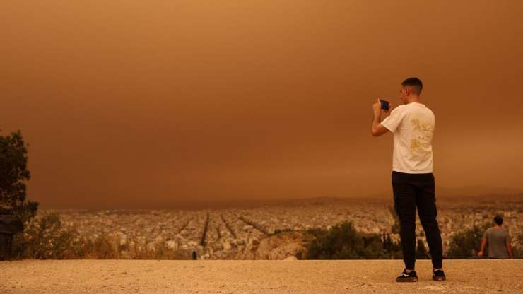 Greece: Athens turns orange as Sahara dust storm sweep across city I ...