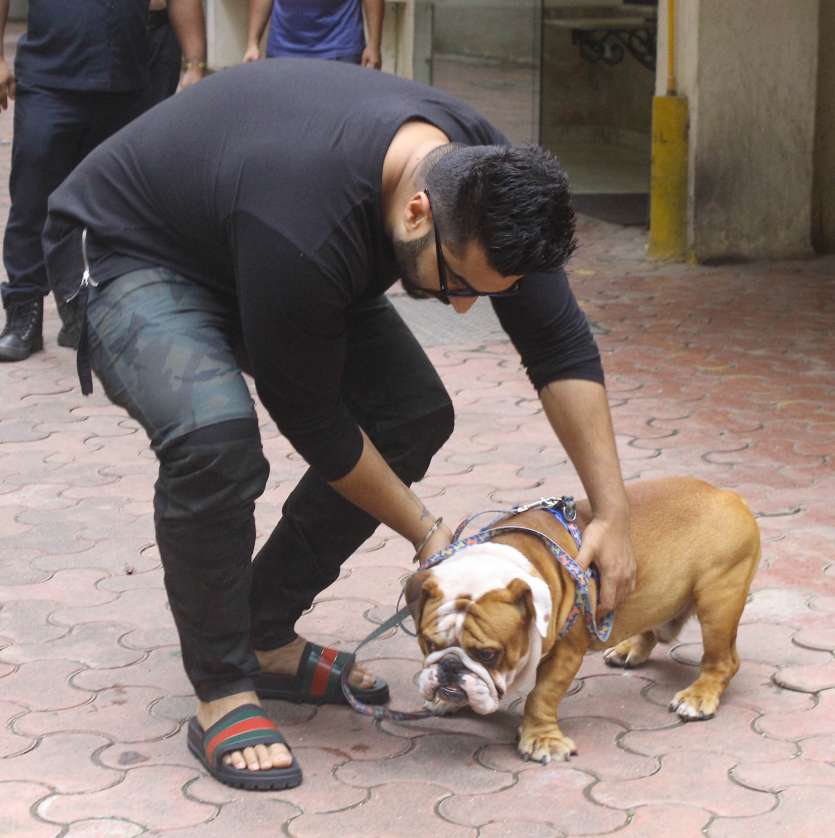 Birthday boy Arjun Kapoor cuts cake, clicks selfies with fans outside ...