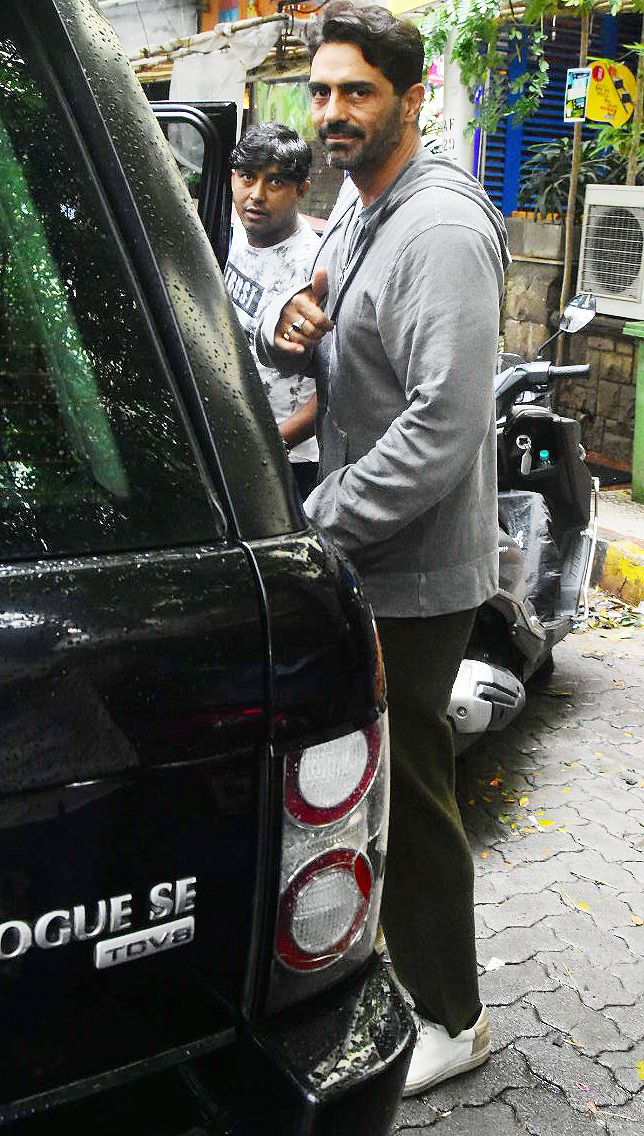 Arjun Rampal enjoys Sunday outing with girlfriend Gabriella Demetriades