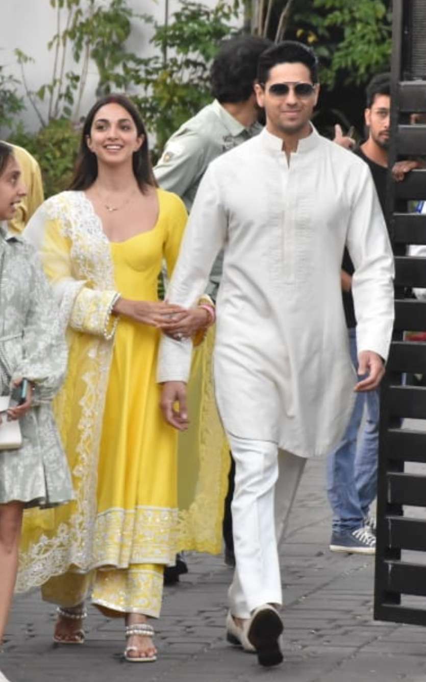 Sidharth Malhotra-Kiara Advani look like a dream as they land in Mumbai after tying knot | PICS
