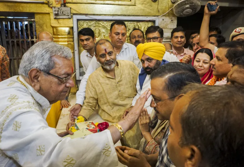 Delhi CM Arvind Kejriwal, Bhagwant Mann offer prayers at Delhi's Hanuman temple | IN PICS