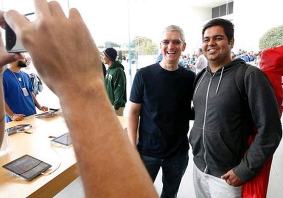 Tim Cook puts personal touch on iPhone 6 launch | India News – India TV
