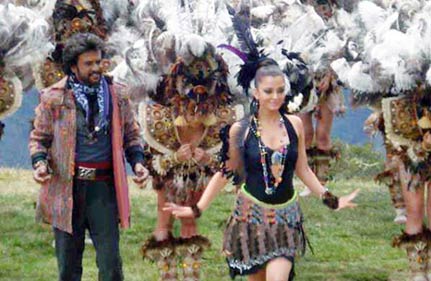 Stunning Aishwarya With Clean Shaven Rajnikanth | Bollywood News – India TV