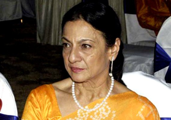 Tanuja hospitalised after complaining of breathing problem | Bollywood ...