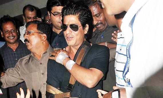 Shah Rukh Khan learns lesson on life after injury (see pics ...